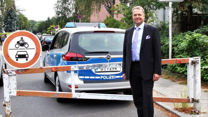 Sebastian Maack würdigt Ordnungsamt und Polizei am Flughafensee